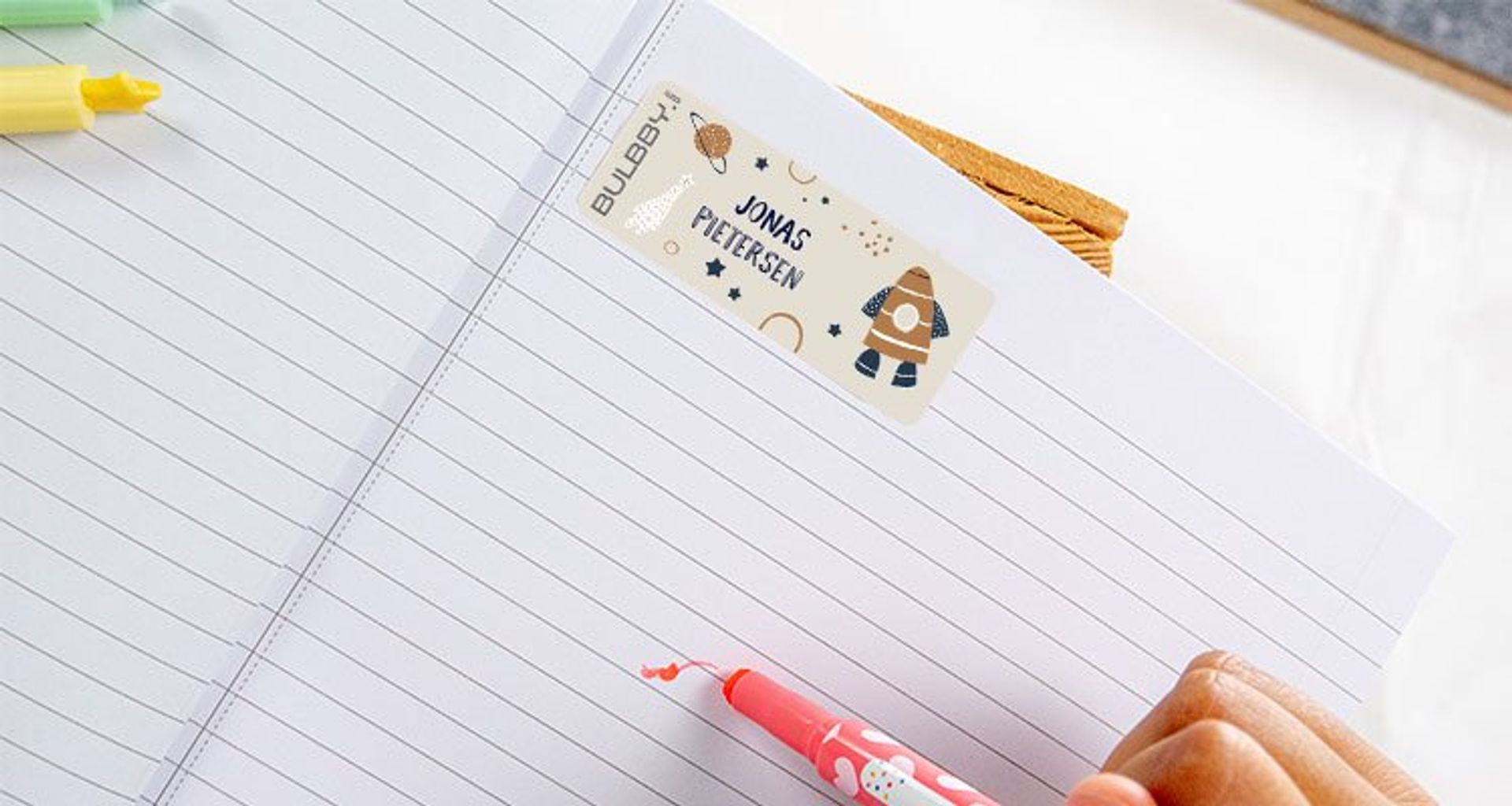 Naamsticker medium met eigen naam en leuke print | Bulbby